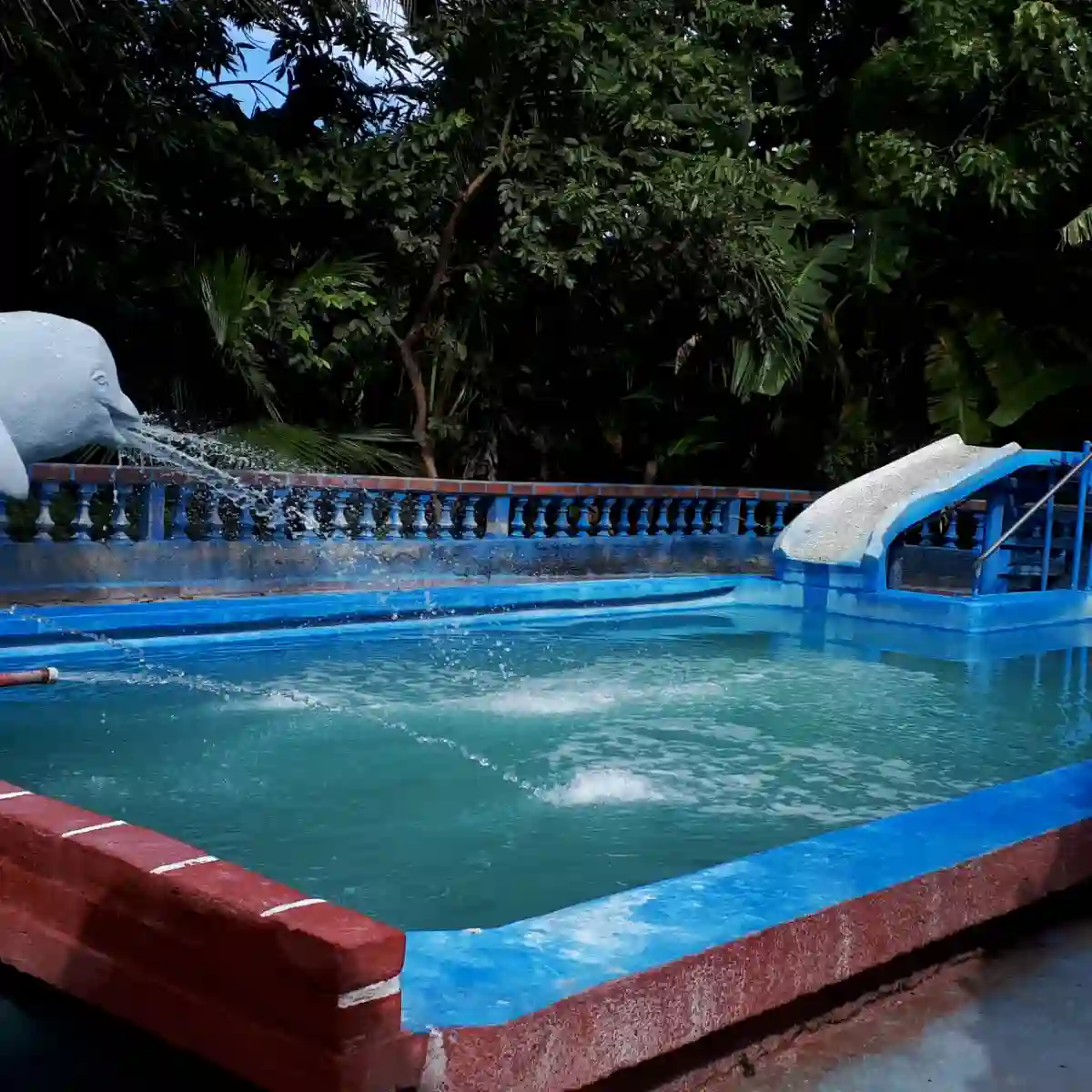 Edén Pool | El Yerro Menú